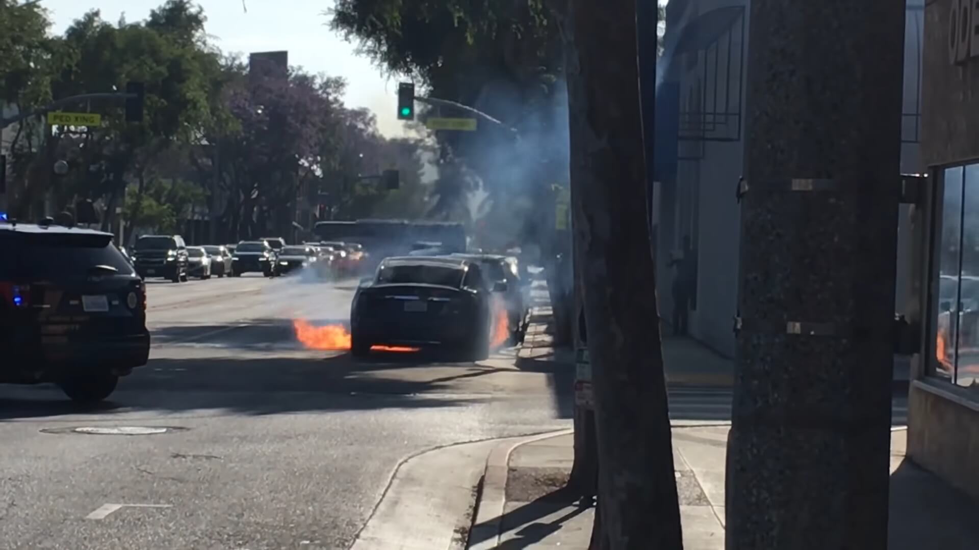 Батарея Tesla Model S загорелась во время движения — HEvCars