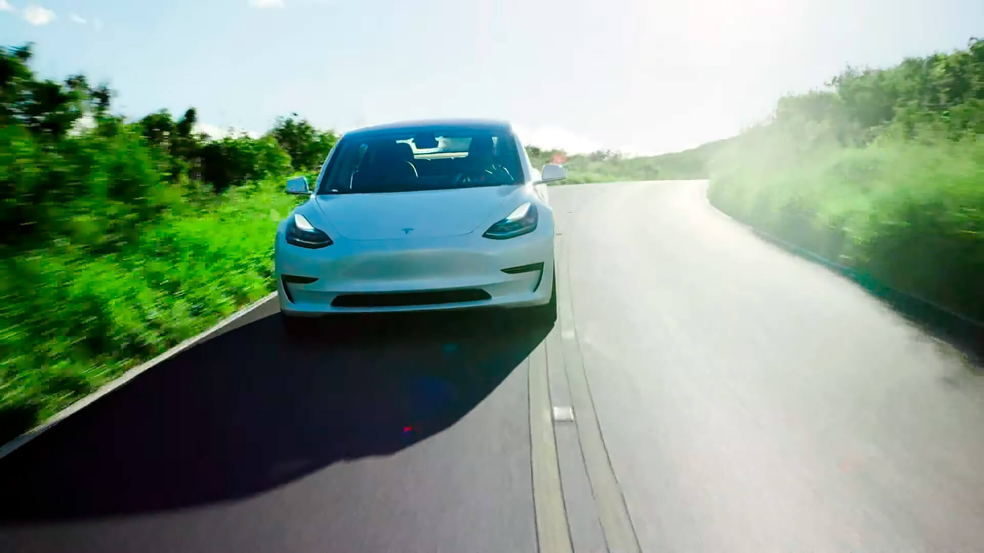 Chevron представляет Tesla Model 3 в рекламе экологически чистой ...