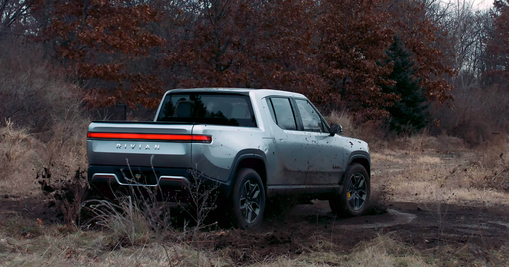 Видео: электрический пикап Rivian R1T разворачивается, как танк — HEvCars