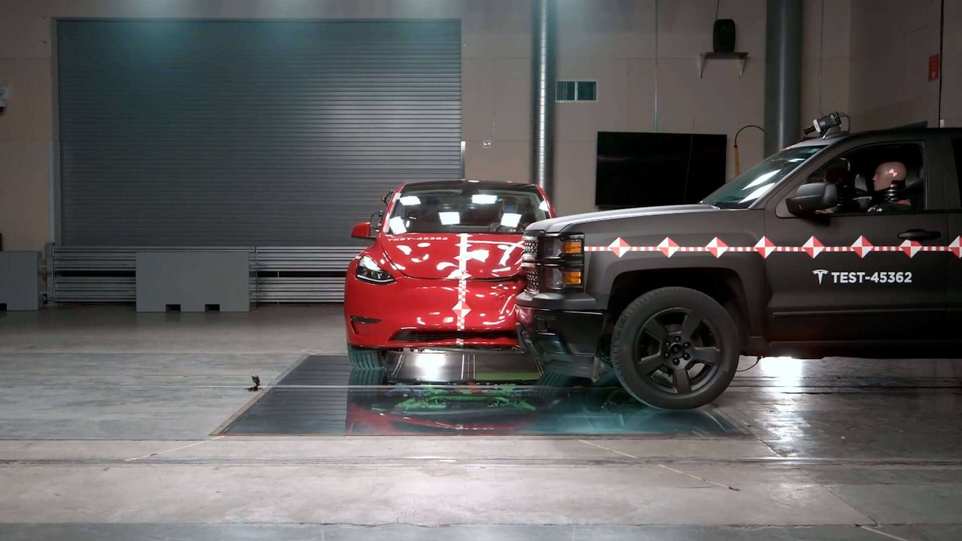 Tesla Crash Lab: как Tesla улучшает безопасность электромобилей? HEvCars