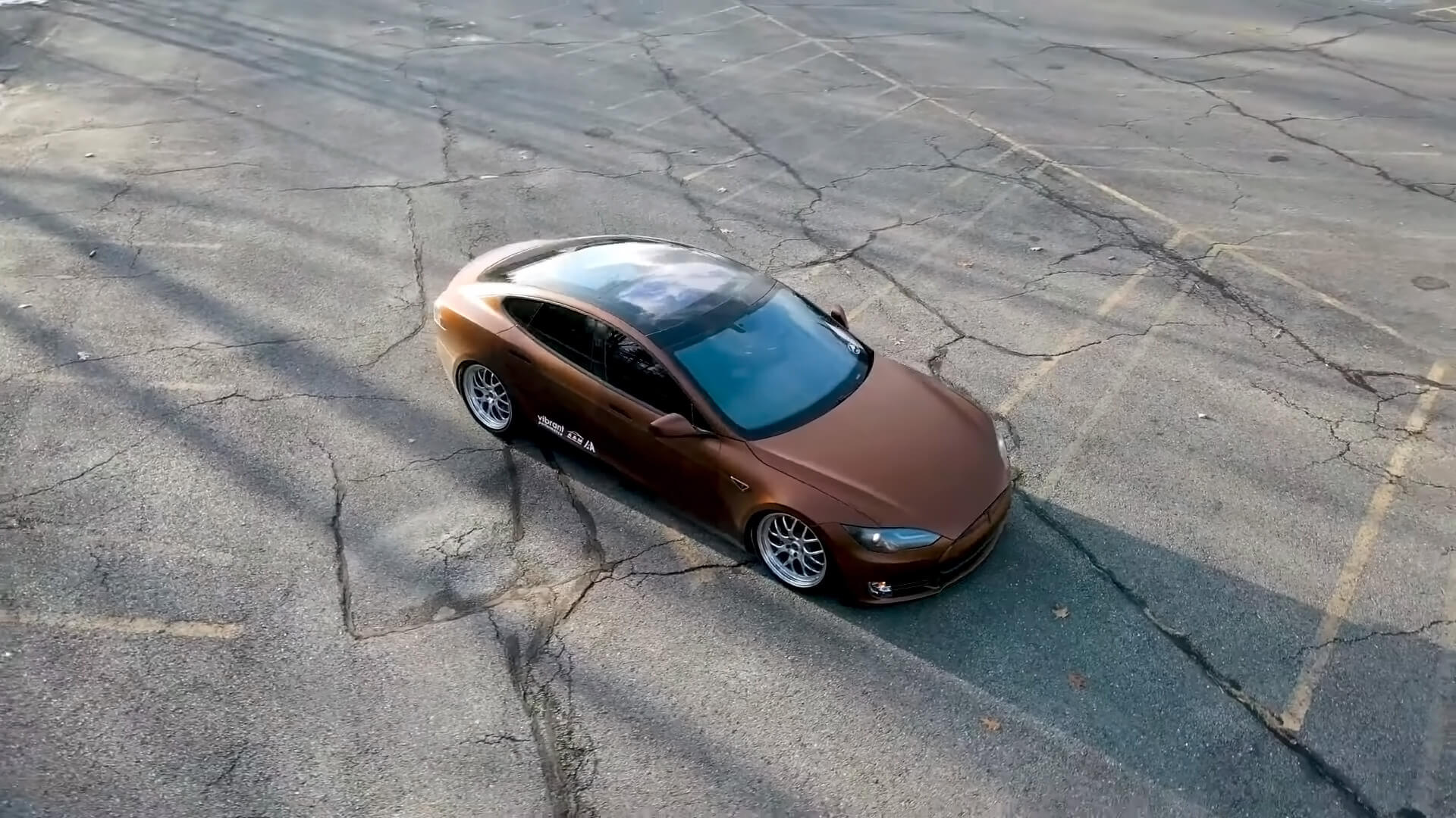 Первая в мире Tesla с двигателем V8 выехала на дороги HEvCars